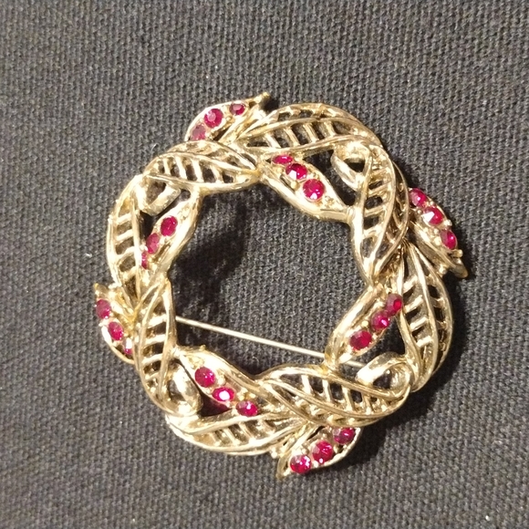 Coro | Jewelry | Vintage Coro Red Rhinestone And Gold Tone Wreath ...